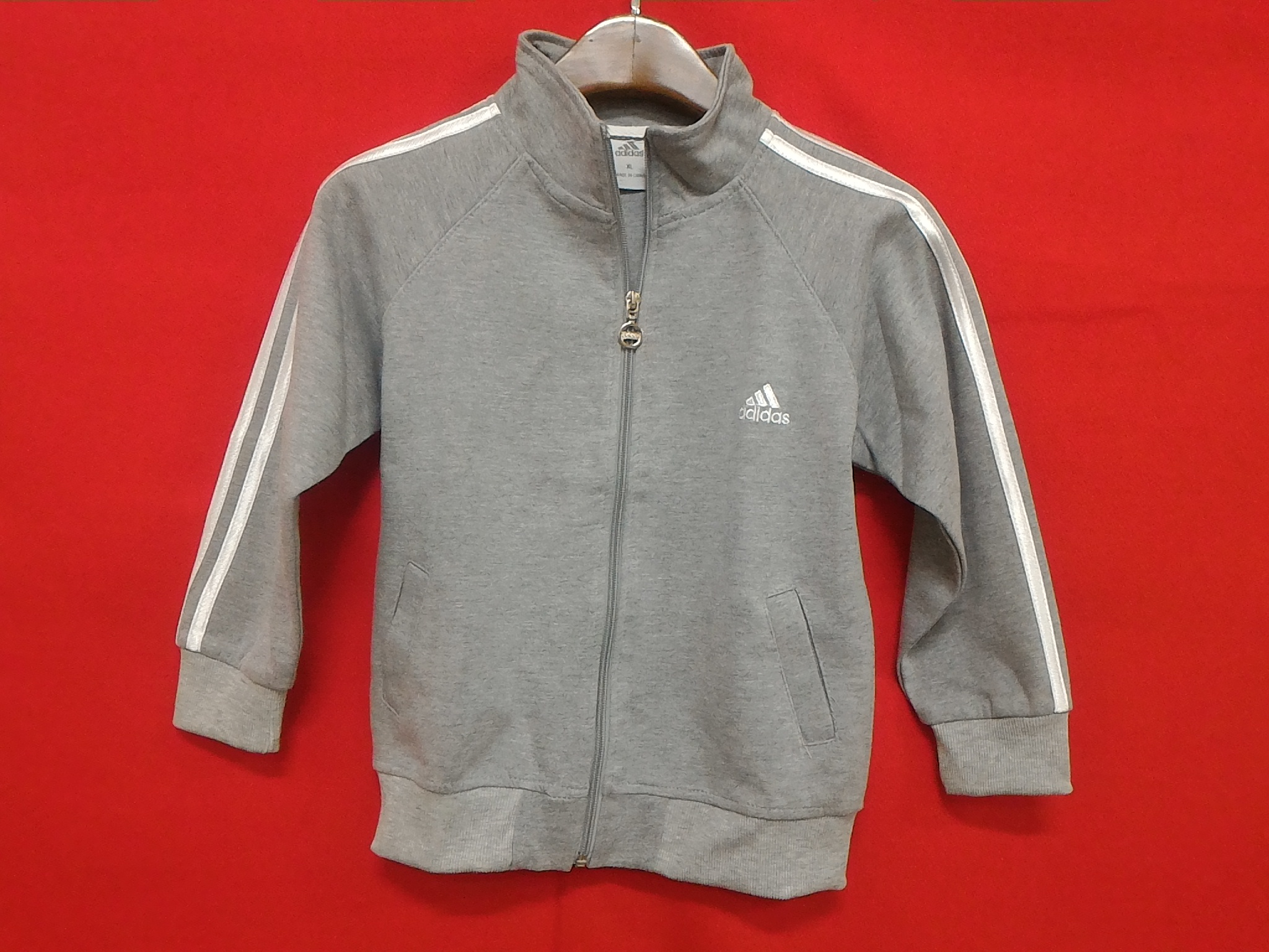 adidas灰色上衣長55寬41 GC代贈 GC贈物網