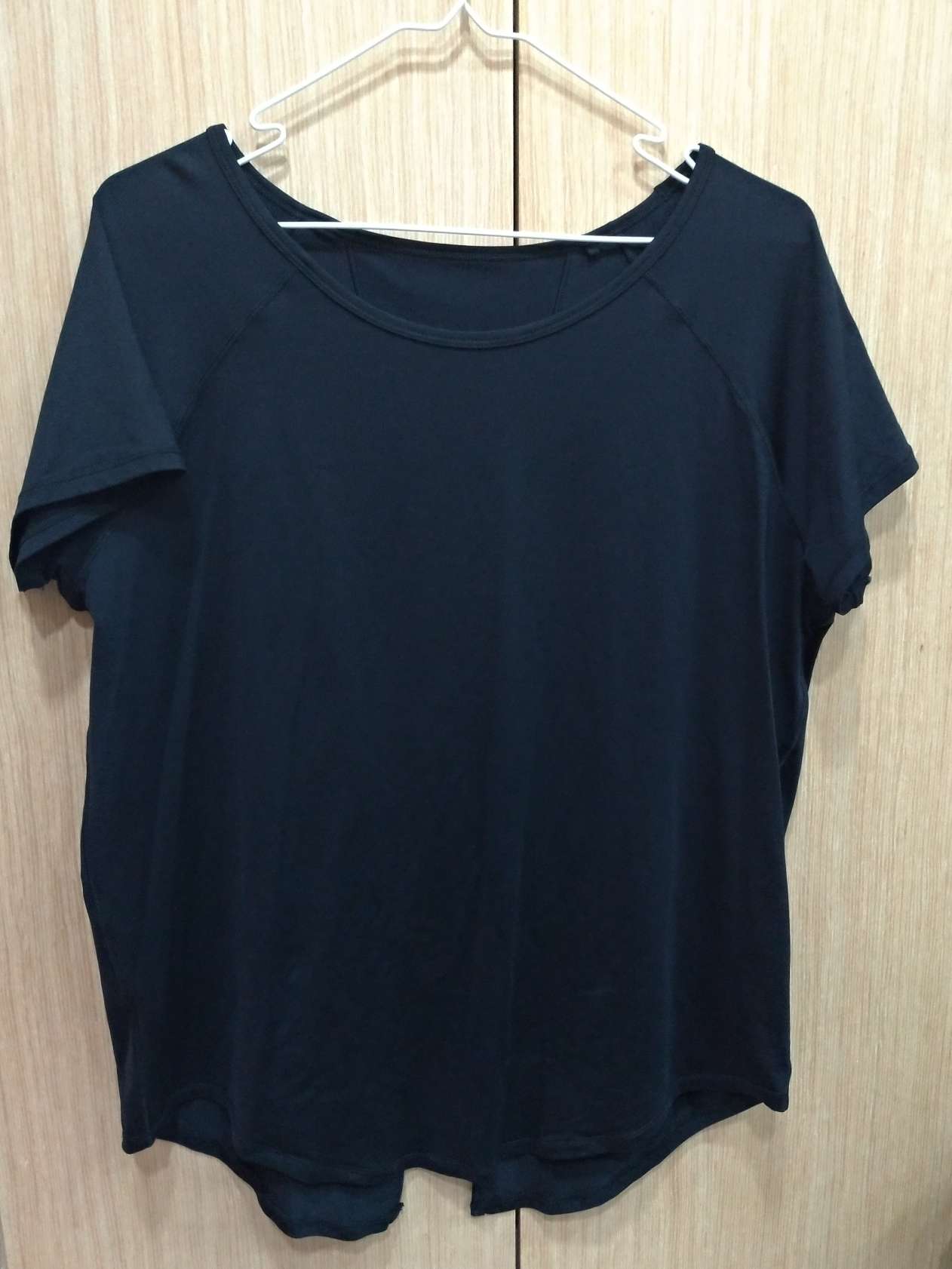 lativ 運動排汗女上衣，後開叉 XL - GC贈物網