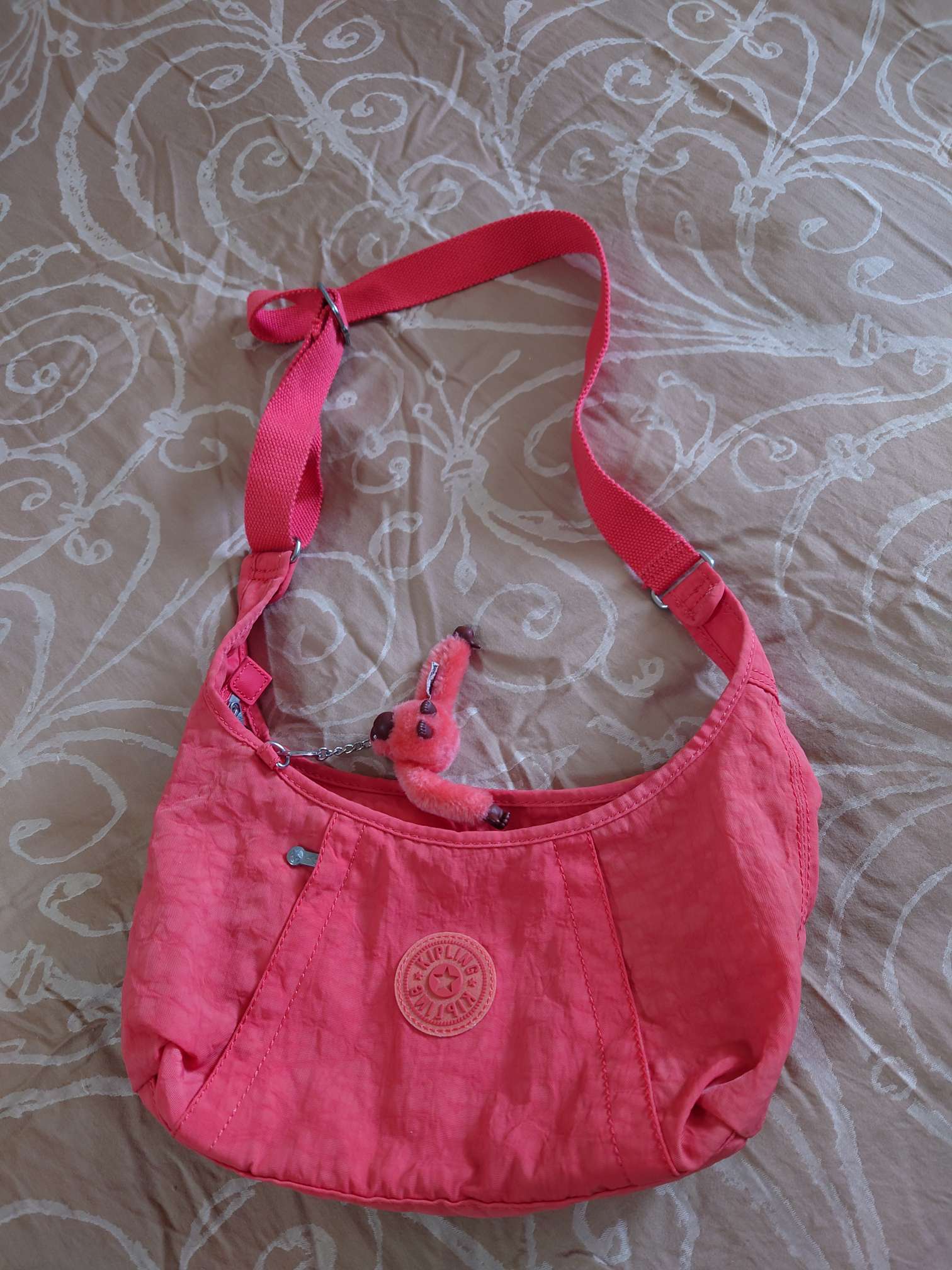 Kipling 珊瑚紅色斜揹包 - GC贈物網