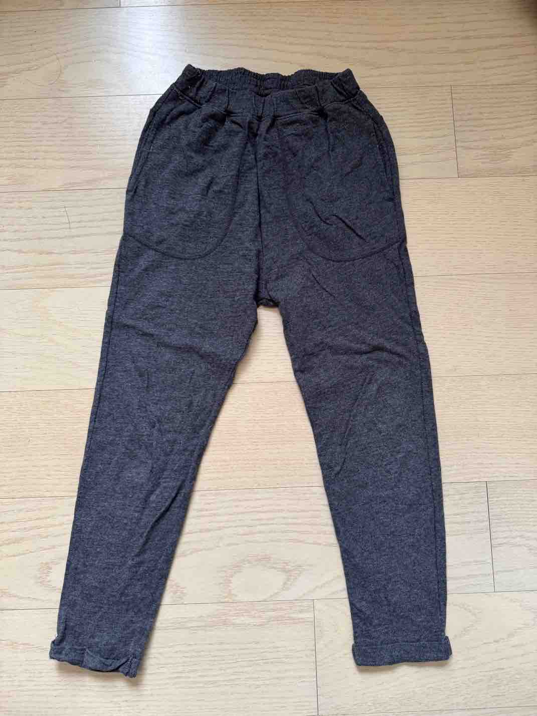 童。lativ鐵灰色竹節棉束口長褲130 - GC贈物網